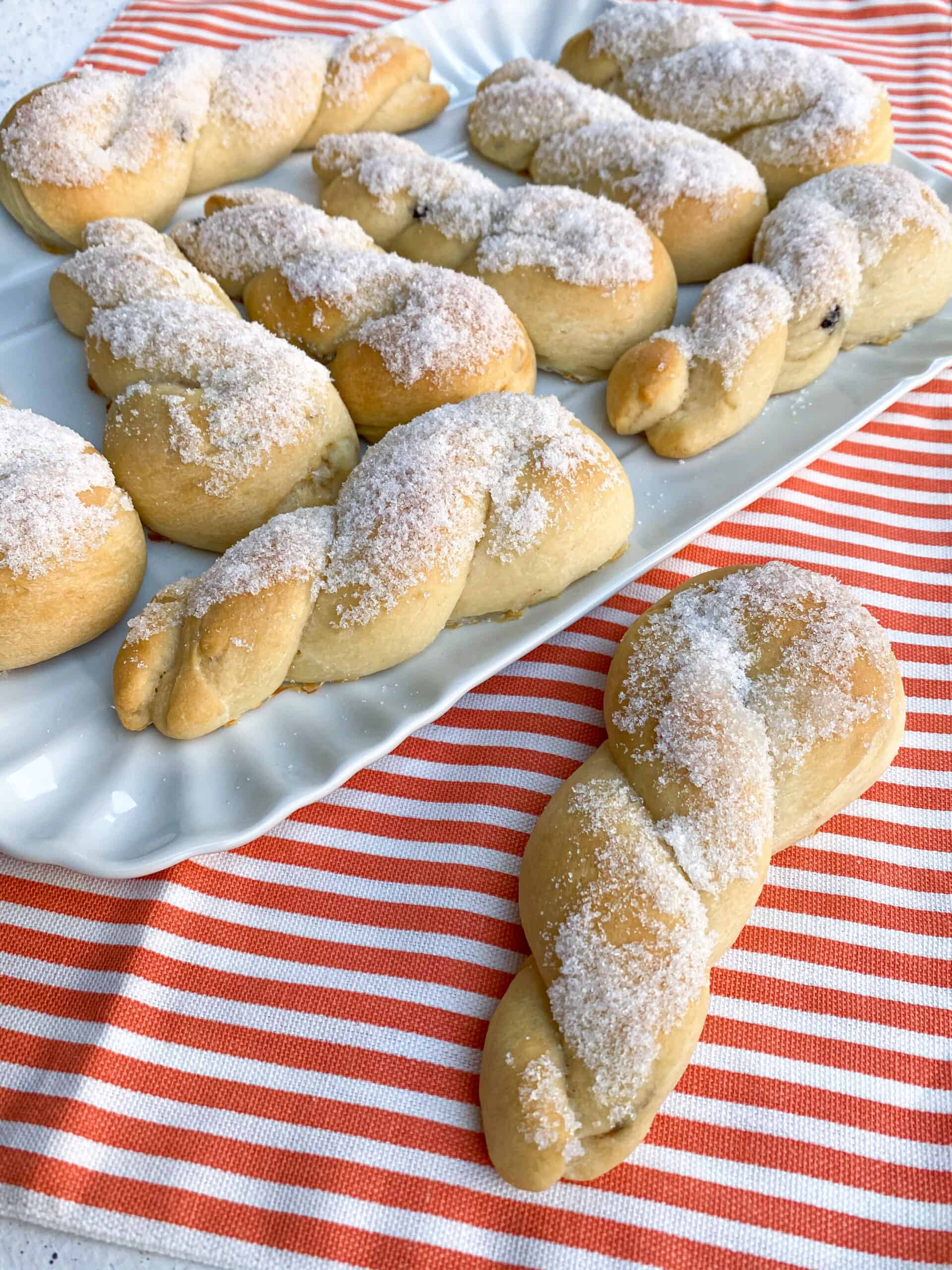 Treccine dolci con uvetta - Giusina in Cucina